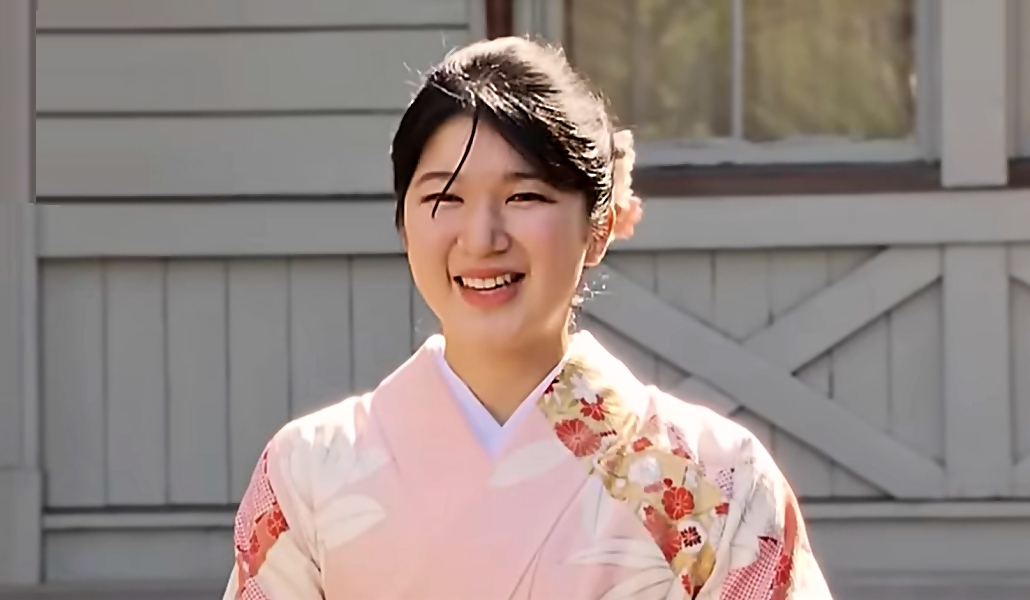 Aiko realiza su primer viaje oficial sola... asiste al Festival ...