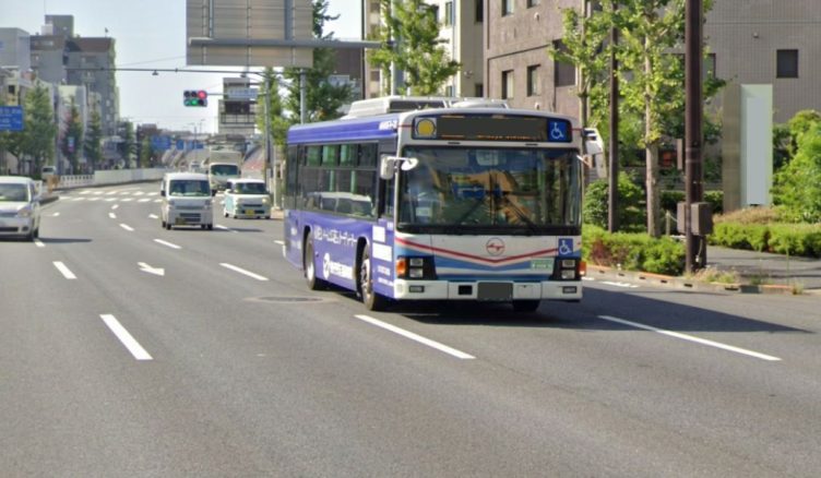 Un hombre corta el rostro de un pasajero dentro de un autobús en Tokio ...
